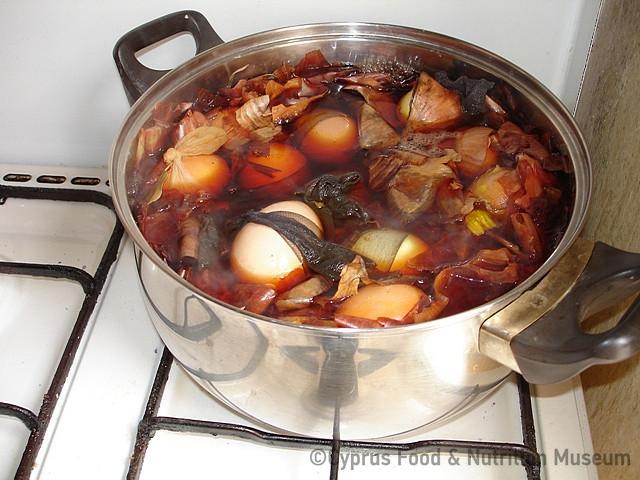 Πασχαλινά αυγά βαμμένα με κρεμμυδόφυλλα | Cyprus Food Museum