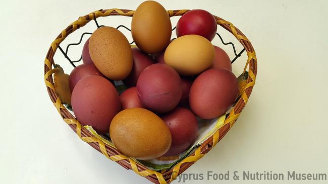 Πασχαλινά αυγά βαμμένα με φυτά και βότανα | Cyprus Food Museum