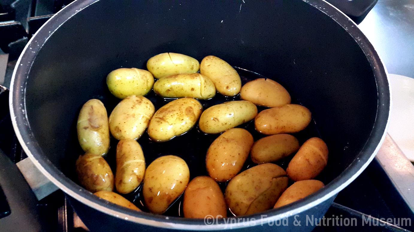 Potatoes antinahtes with loukanika (sausages) | Cyprus Food Museum